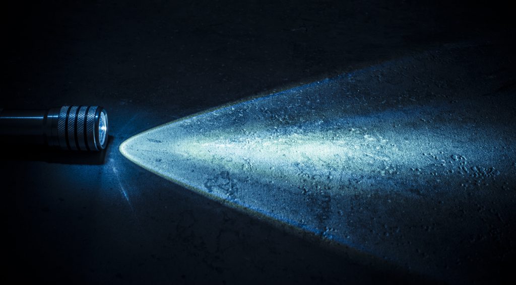 Latarki LED – gdzie się przydają? - dom-dekoracje.pl